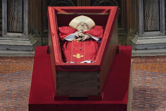 Farvel til Paven: Ankommer i åben kiste - Avisen.dk