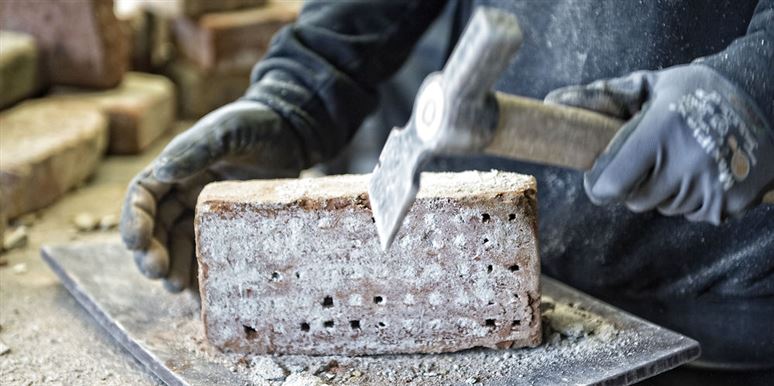 Kommunens fikse ide: Her skal ledige rense mørtel af gamle mursten ...